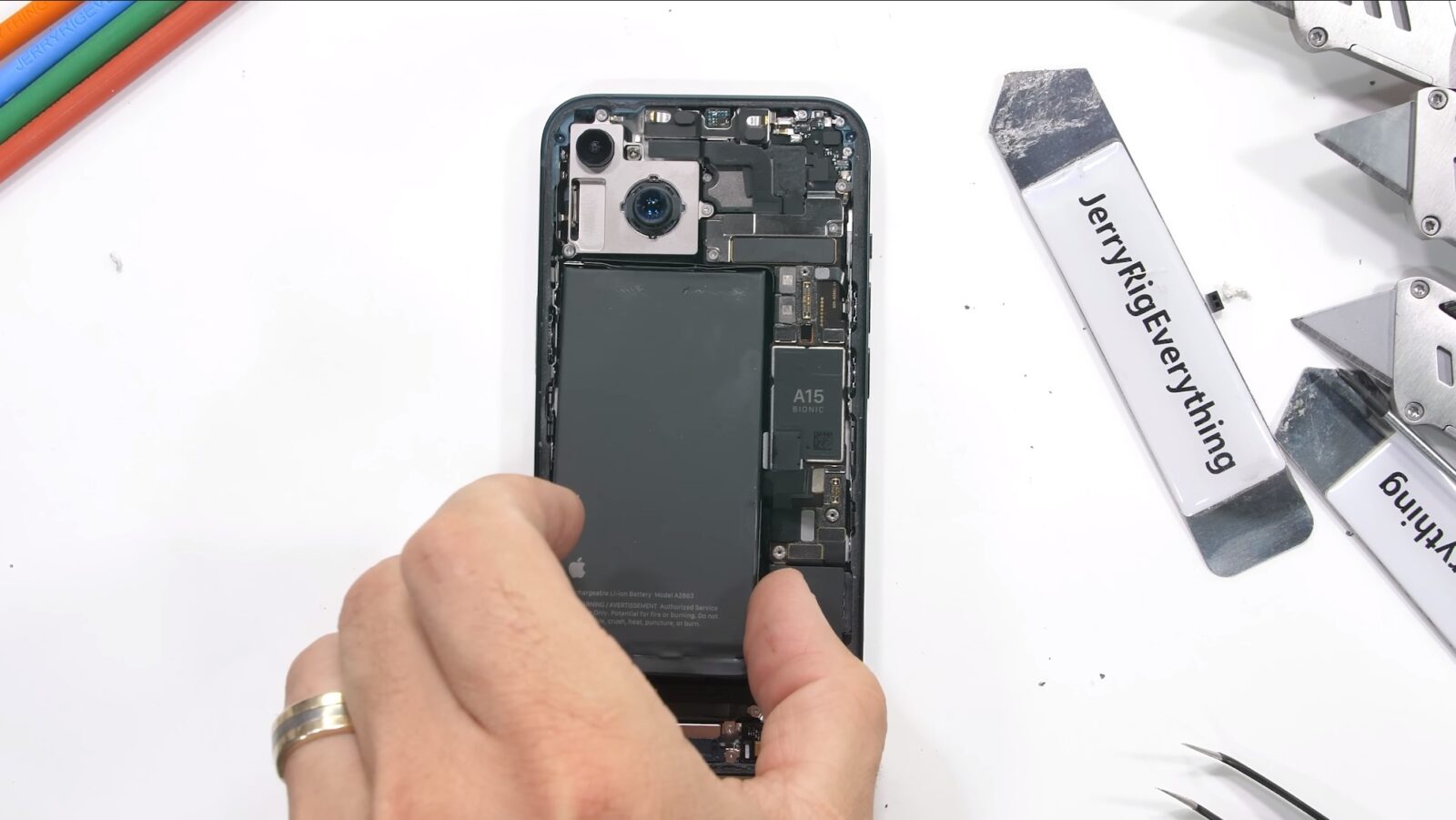Desmontaje del iPhone 14, es mucho más barato de reparar